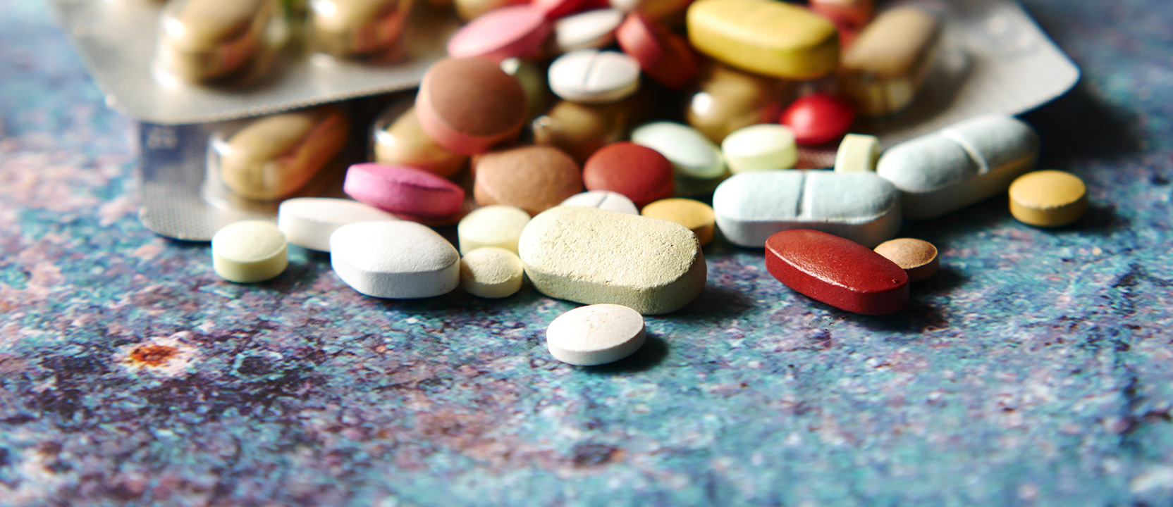 Prehranska dopolnila niso zdravila. Zakaj je pomembno poznati razliko?